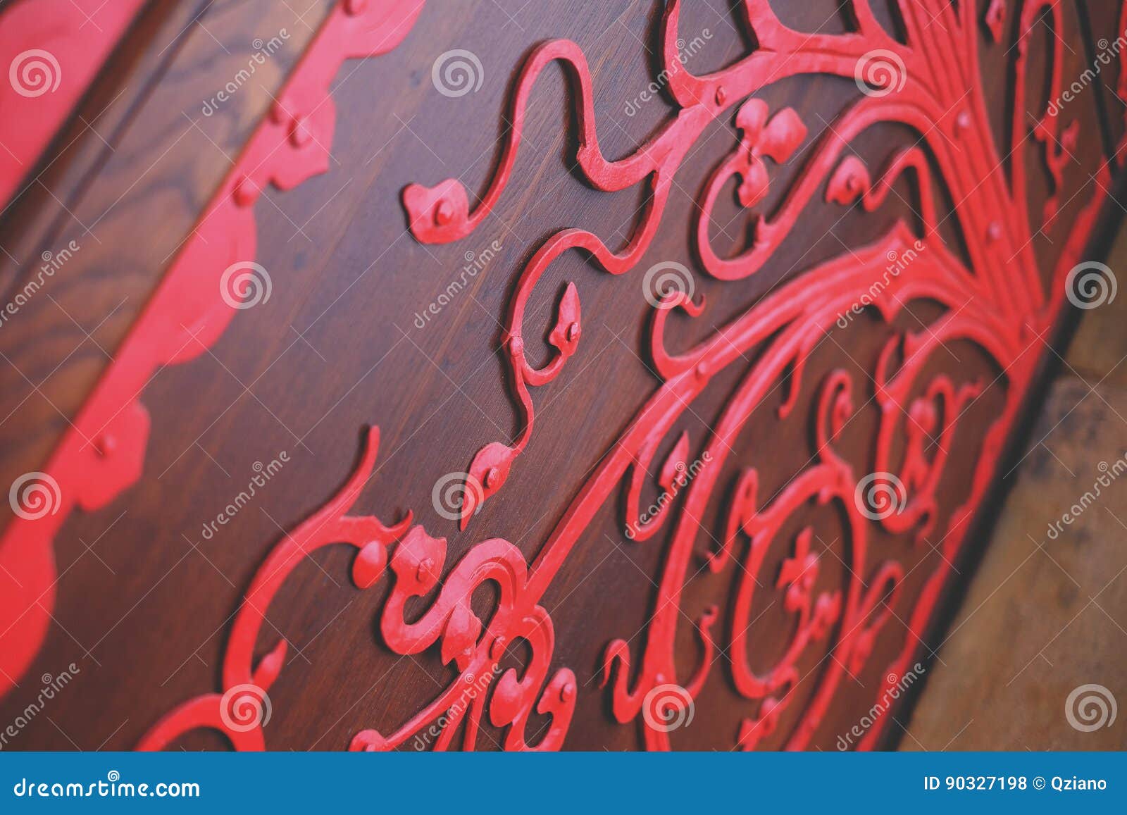 Forja roja en la puerta foto de archivo. Imagen de casa - 90327198