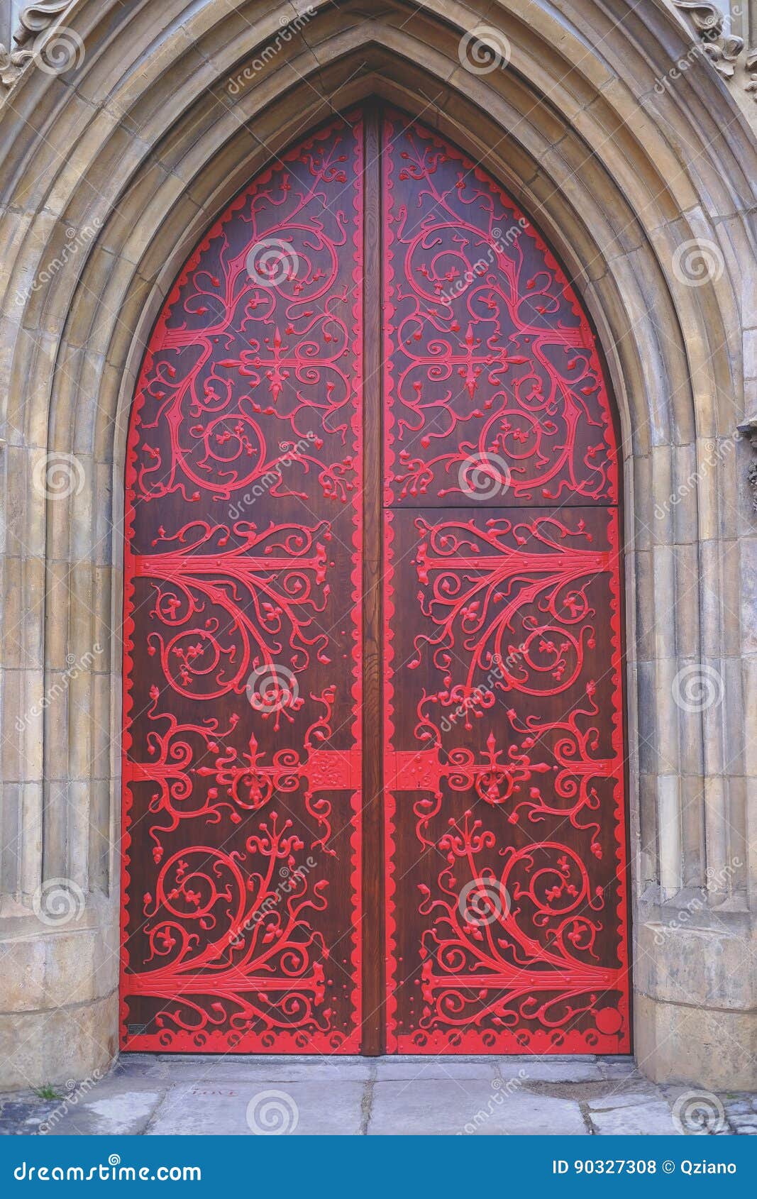 Forja roja en la puerta foto de archivo. Imagen de metal - 90327308