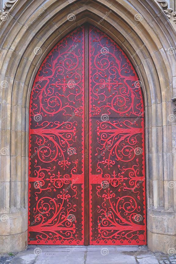 Forja roja en la puerta foto de archivo. Imagen de metal - 90327308