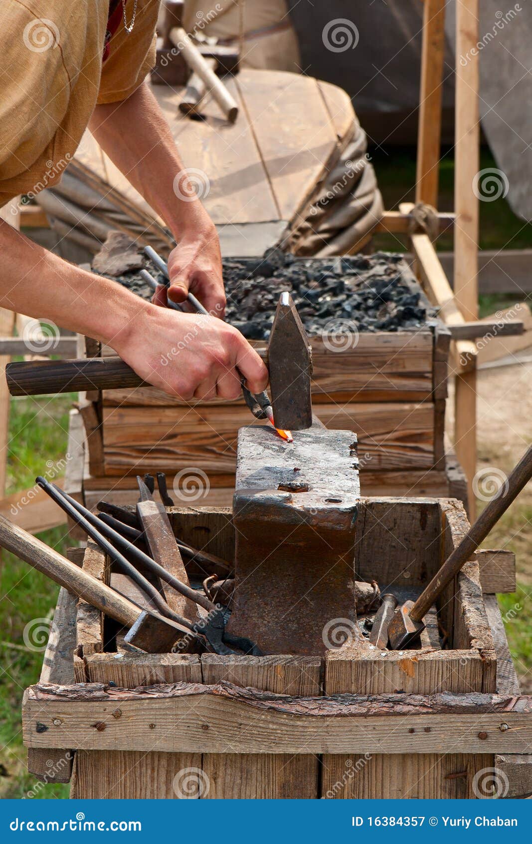 Forjador negro antiguo imagen de archivo. Imagen de rojo - 16384357