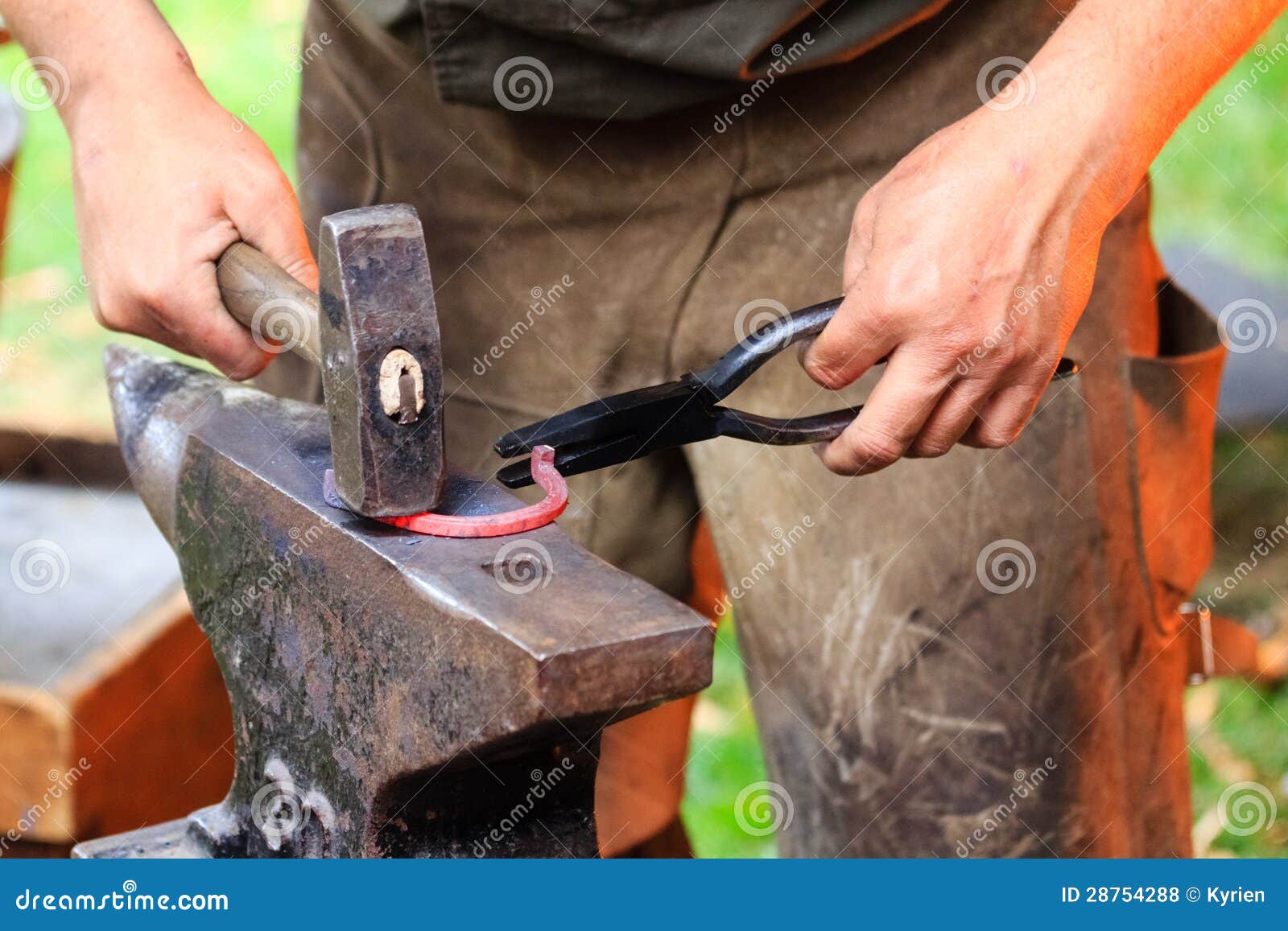 Forjando Uma Sapata Do Cavalo Foto de Stock - Imagem de habilidade ...