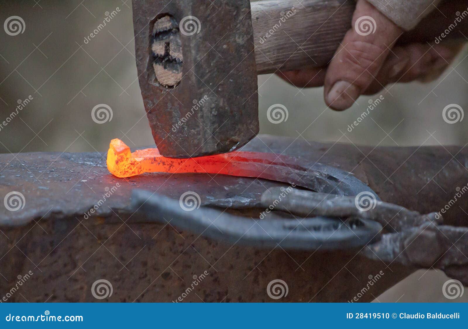 Forjar una herradura foto de archivo. Imagen de fuego - 28419510