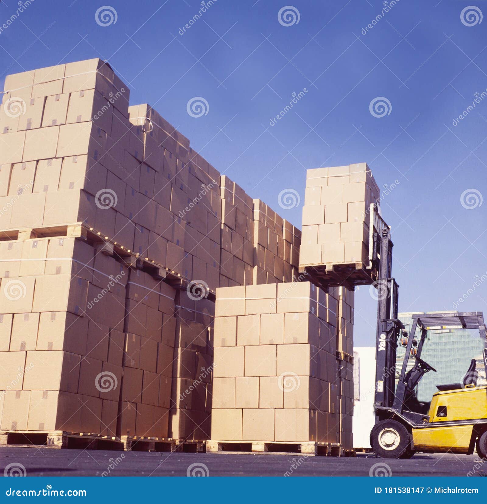 Fork Lift Truck ,cargo,Forklift Lifting a Pallet of Many Packages Stock ...