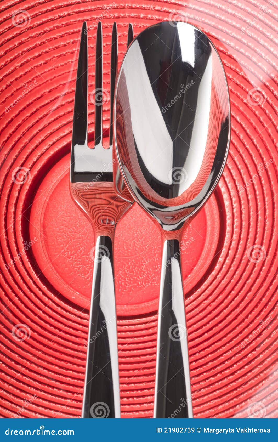 Fork and Spoon on Red Plate Stock Image - Image of angle, macro: 21902739