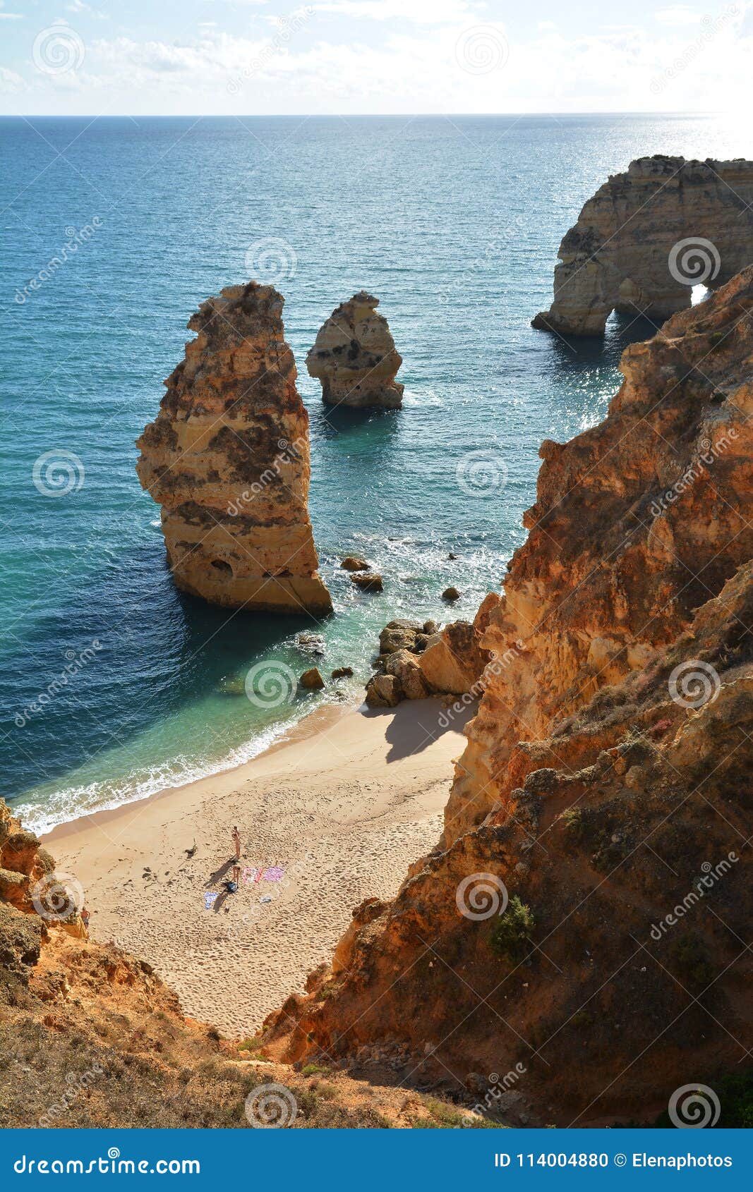 Formação E Praia De Rochas Do Algarve Foto de Stock - Imagem de inteiro ...