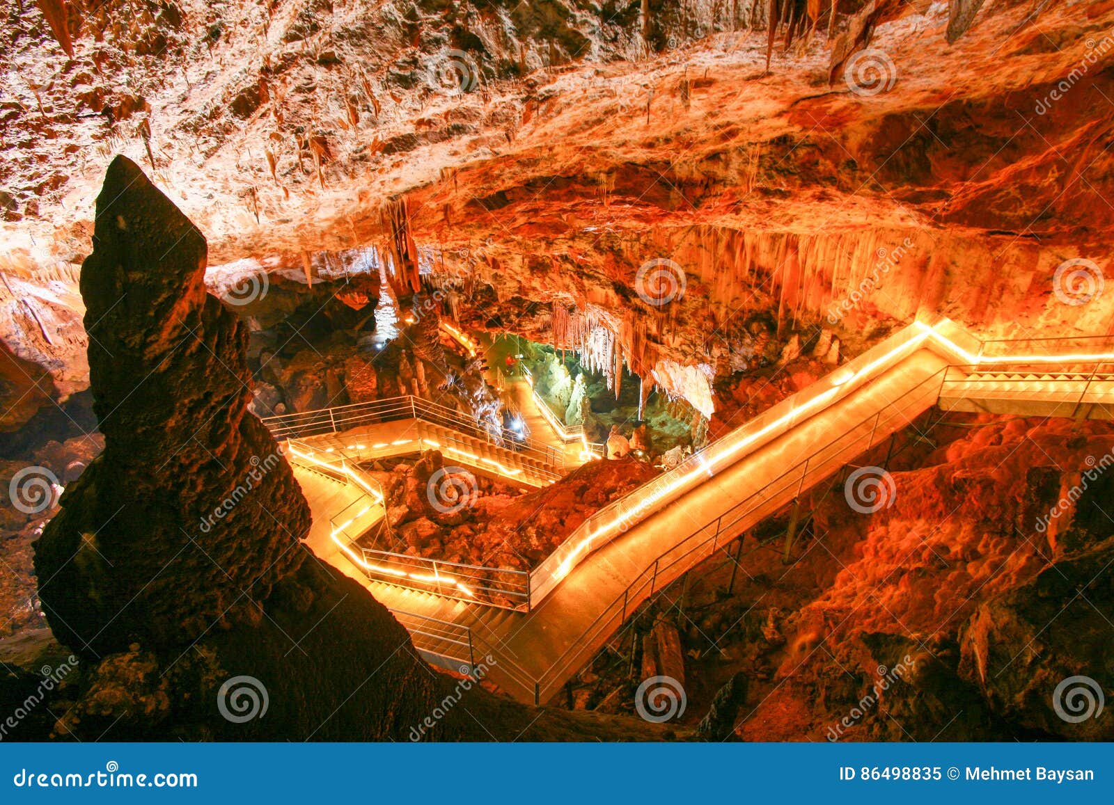 Formações Da Estalactite E Do Estalagmite Na Caverna Imagem de Stock ...