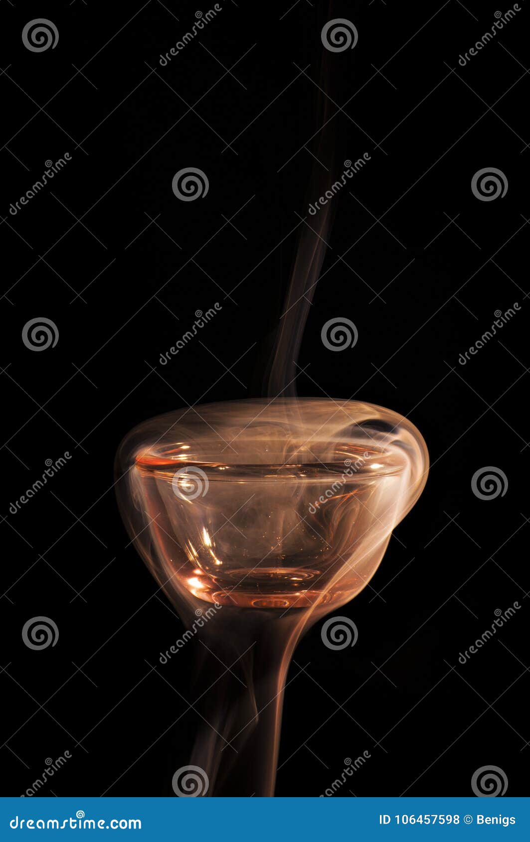 Forma De La Copa De Vino Del Humo Foto de archivo - Imagen de ahumado ...