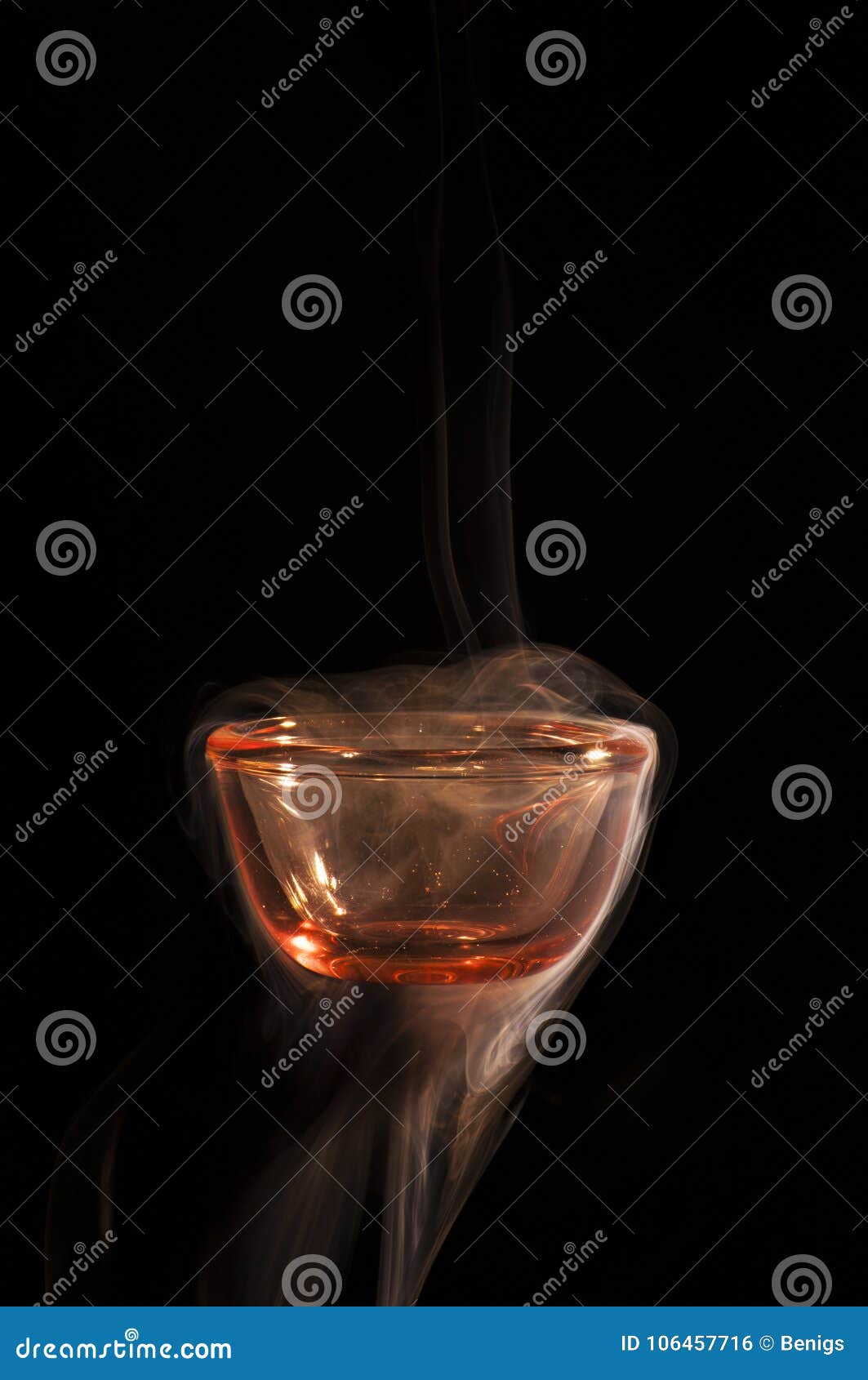 Forma De La Copa De Vino Del Humo Foto de archivo - Imagen de extracto ...