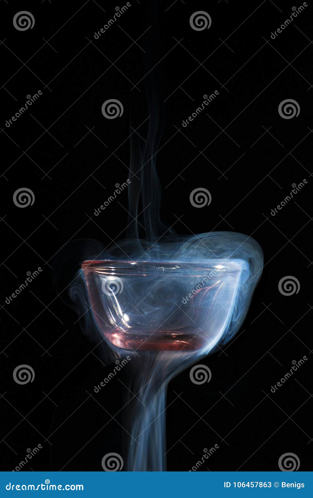 Forma De La Copa De Vino Del Humo Imagen de archivo - Imagen de blanco ...
