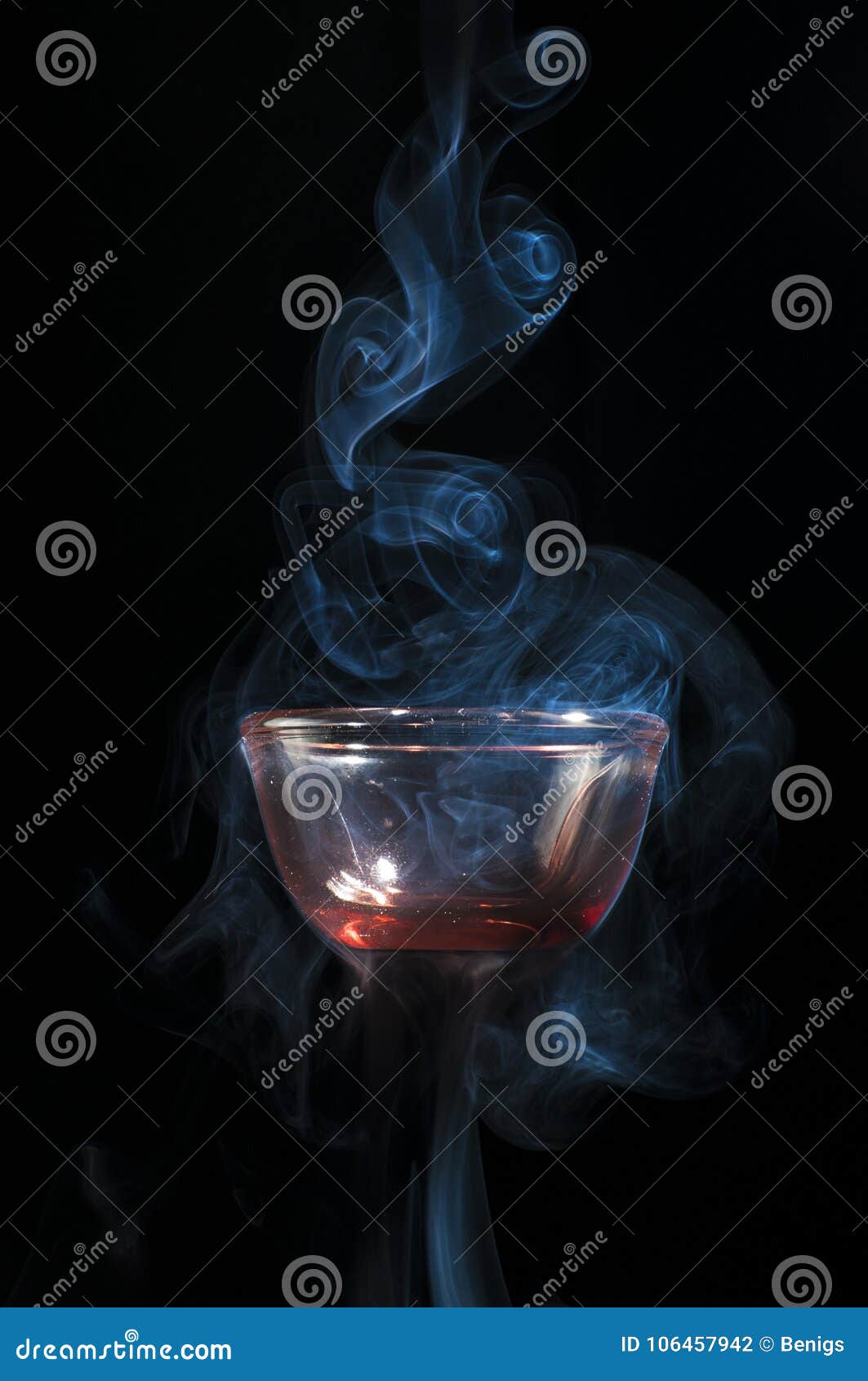 Forma De La Copa De Vino Del Humo Foto de archivo - Imagen de fluir ...