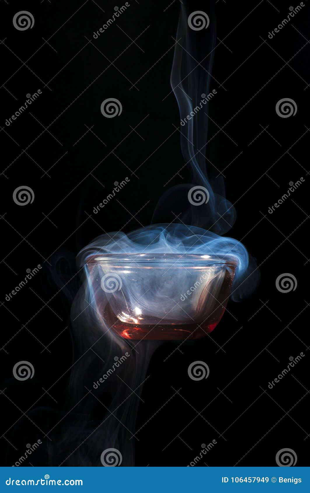 Forma De La Copa De Vino Del Humo Imagen de archivo - Imagen de ahumado ...