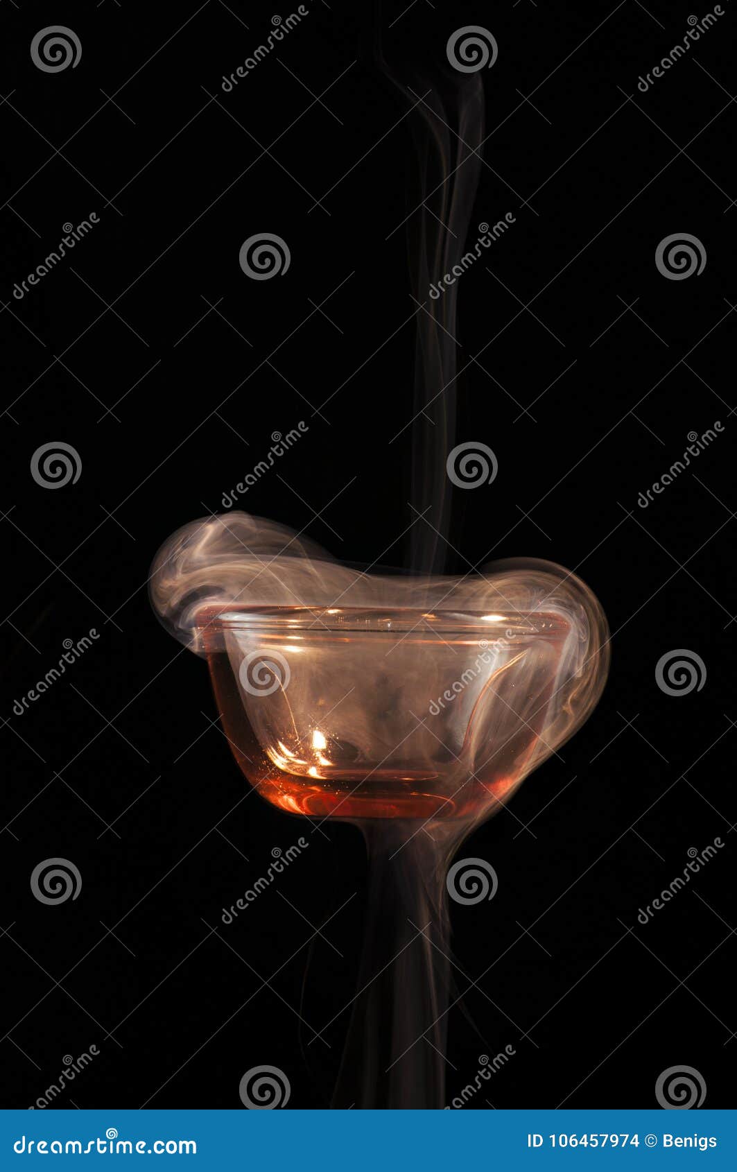 Forma De La Copa De Vino Del Humo Foto de archivo - Imagen de fluir ...
