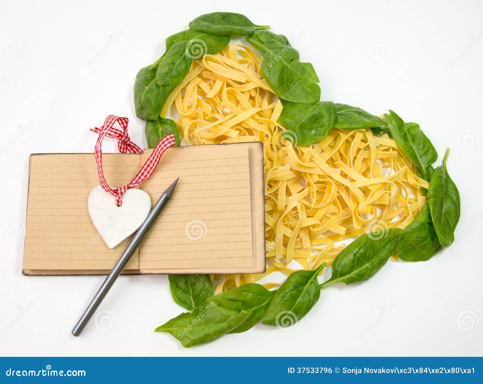 Forma Del Cuore Di Tagliatelle Della Pasta Fotografia Stock - Immagine ...