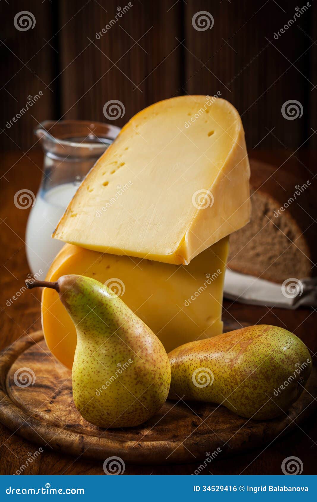 Forma Di Formaggio Con Le Pere Fotografia Stock - Immagine di parte ...
