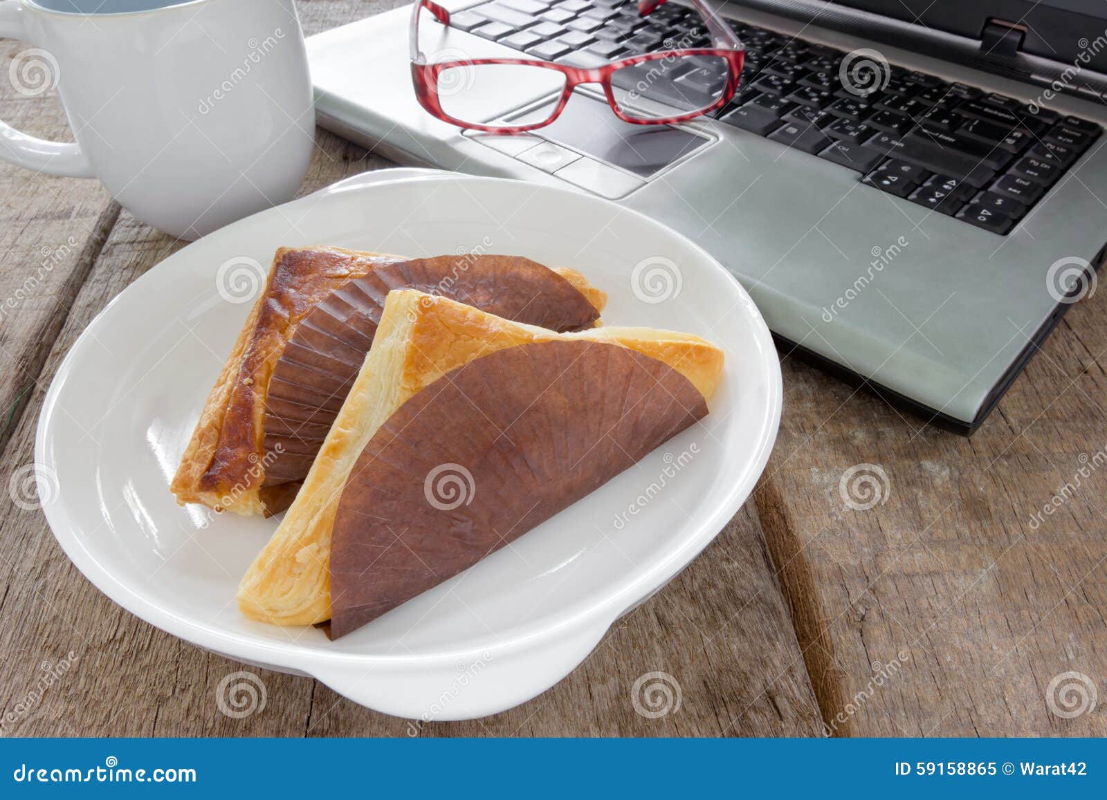 Forma Triangular De La Empanada En El Plato Blanco Imagen de archivo ...