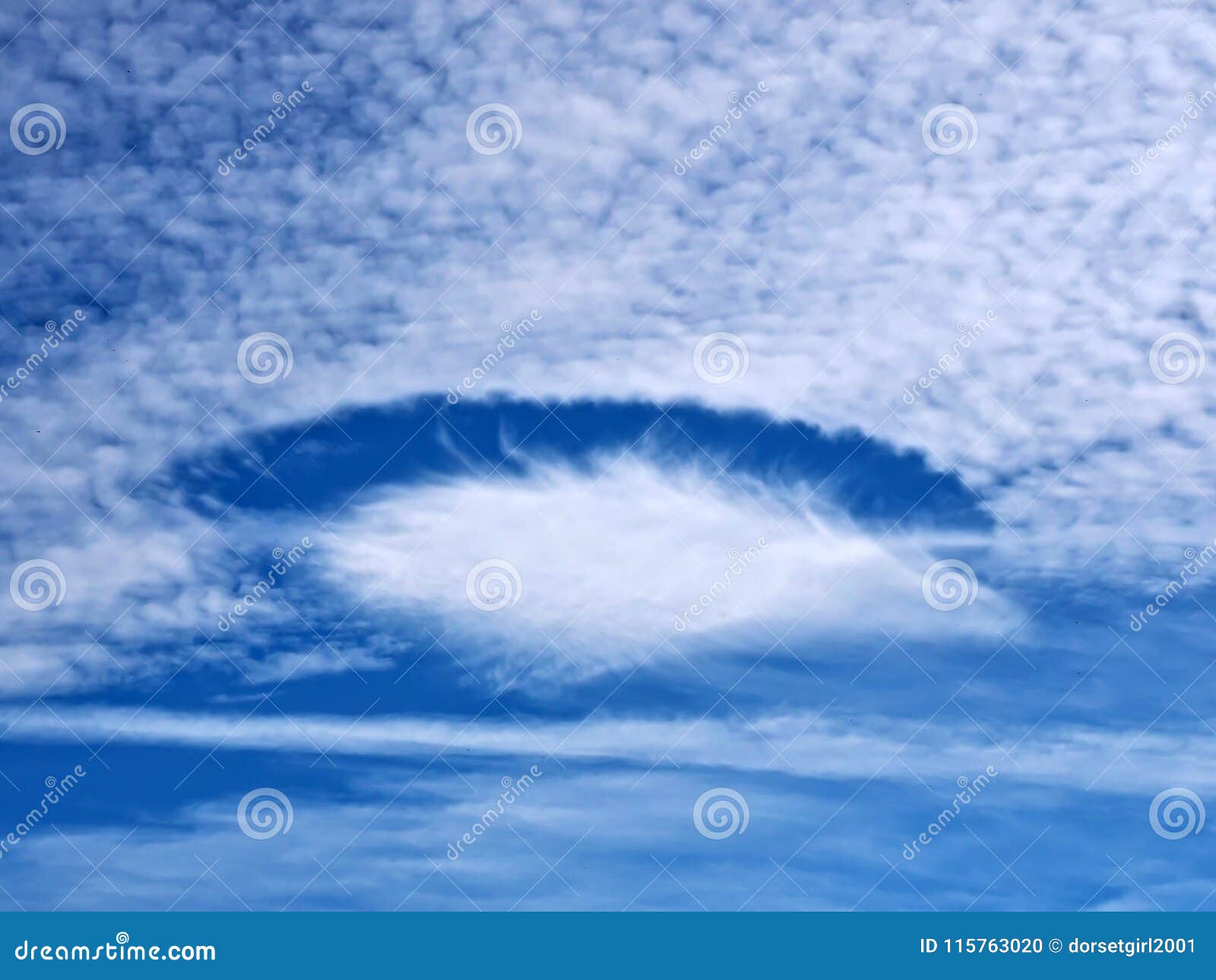 Formaciones De La Nube De Fallstreaks Foto de archivo - Imagen de hielo ...