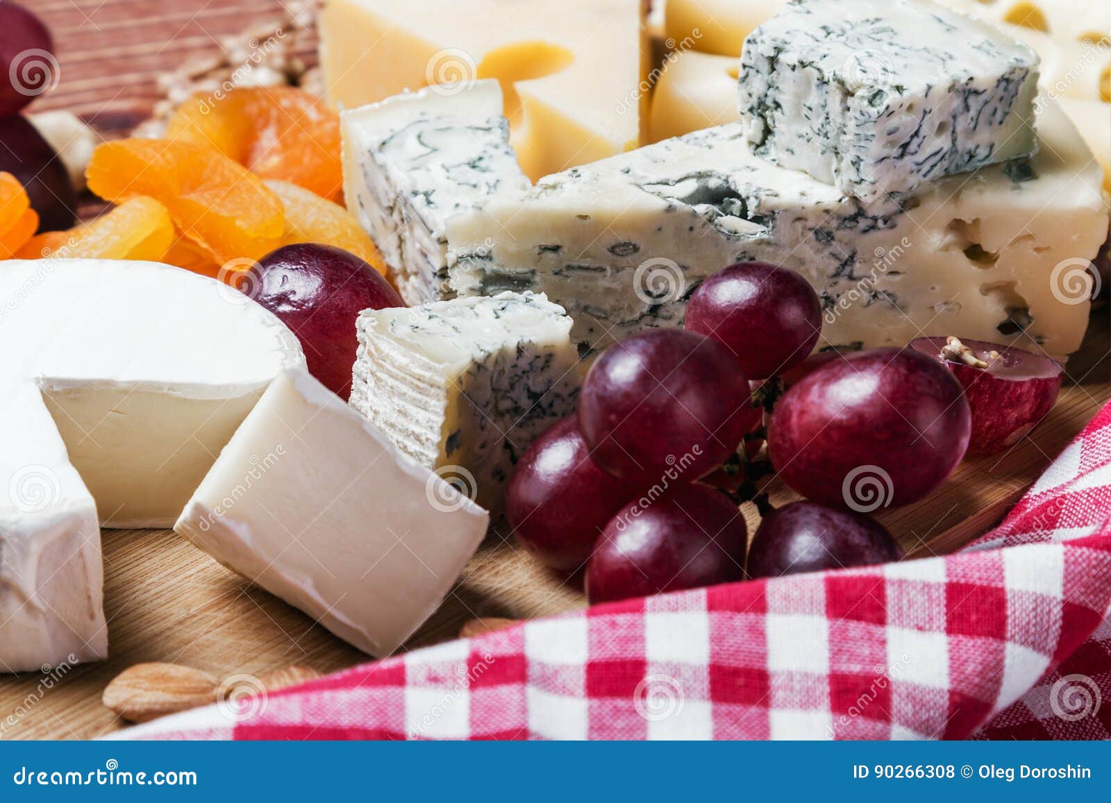 Formaggi Assortiti Con L'uva Ed I Dadi Fotografia Stock - Immagine di ...