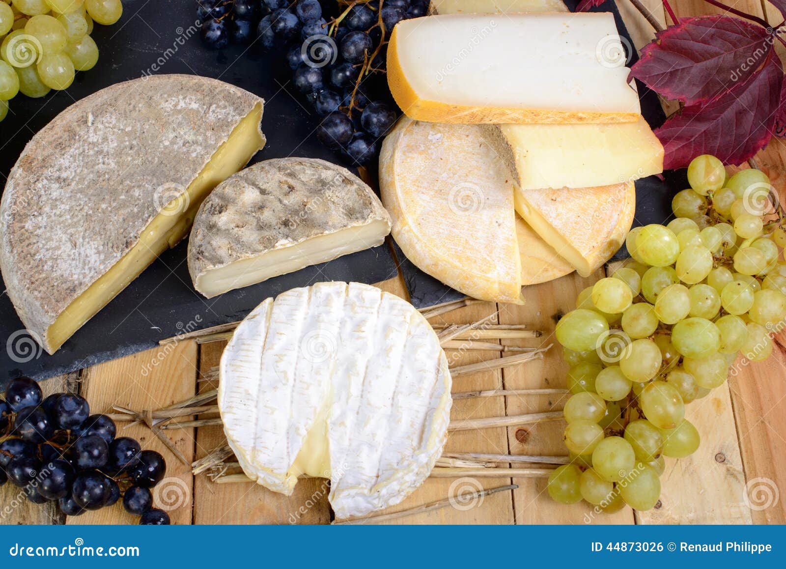 Formaggi Francesi Con L'uva Fotografia Stock - Immagine di formaggio ...