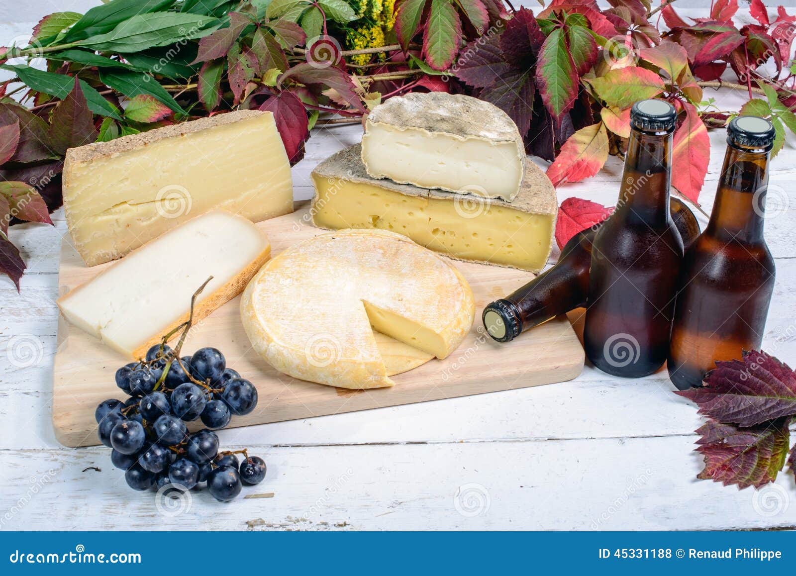 Formaggi Francesi Differenti Con Alcune Bottiglie Di Birra Fotografia ...