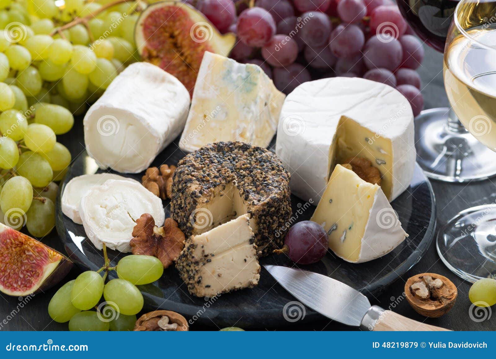Formaggi a Pasta Molle Assortiti Ed Aperitivi Della Squisitezza Da Wine ...
