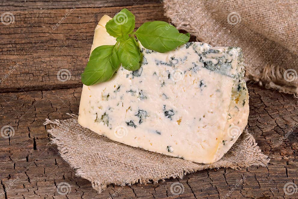 Formaggio blu immagine stock. Immagine di alcuni, tradizionale - 37355437