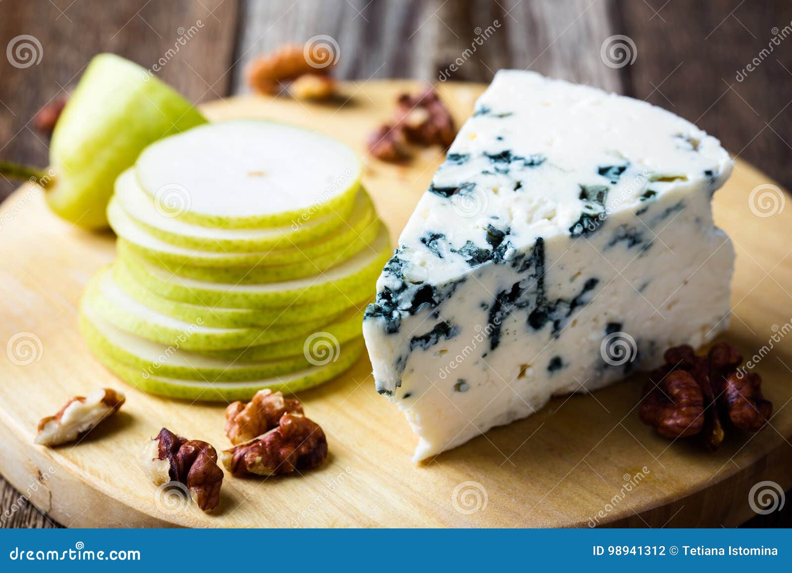 Formaggio Blu Con La Pera Fresca Fotografia Stock - Immagine di frutta ...
