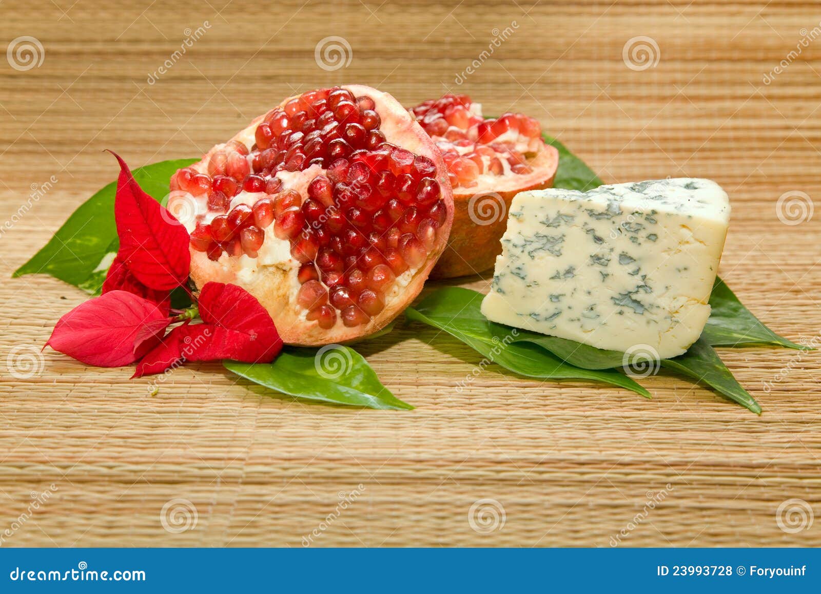 Formaggio Con La Muffa Ed Il Melograno Fotografia Stock - Immagine di ...