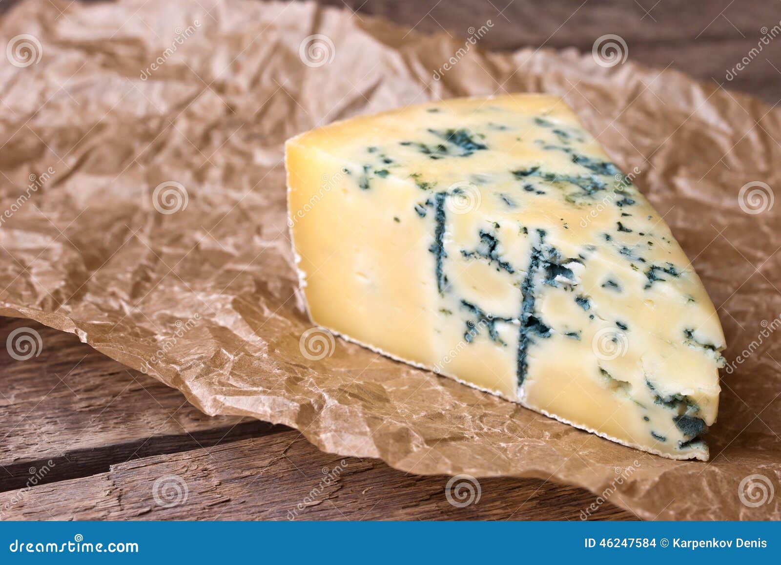 Formaggio Con Una Muffa Blu Sulla Carta Fotografia Stock - Immagine di ...