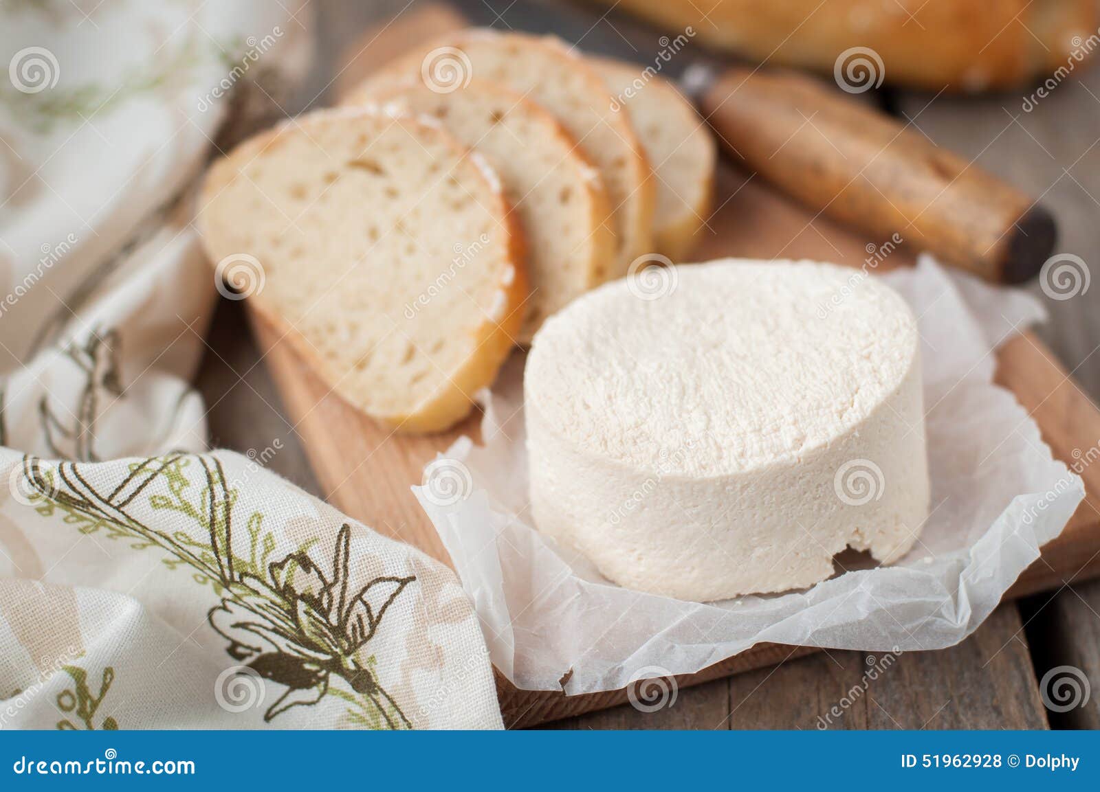 Formaggio Di Capra Con Pane Fotografia Stock - Immagine di rustico ...