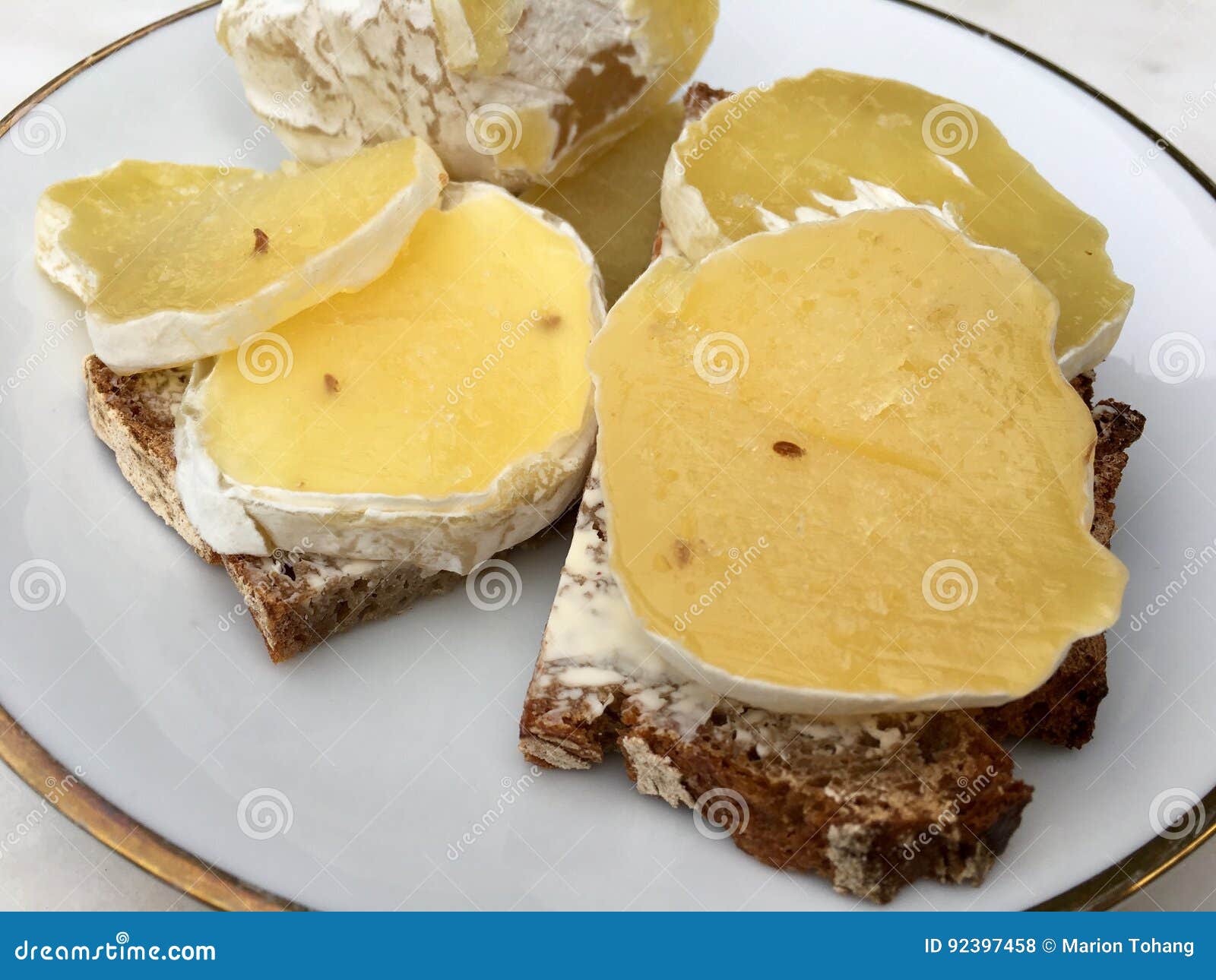 Formaggio Di Harz Su Pane Fresco Fotografia Stock - Immagine di ...