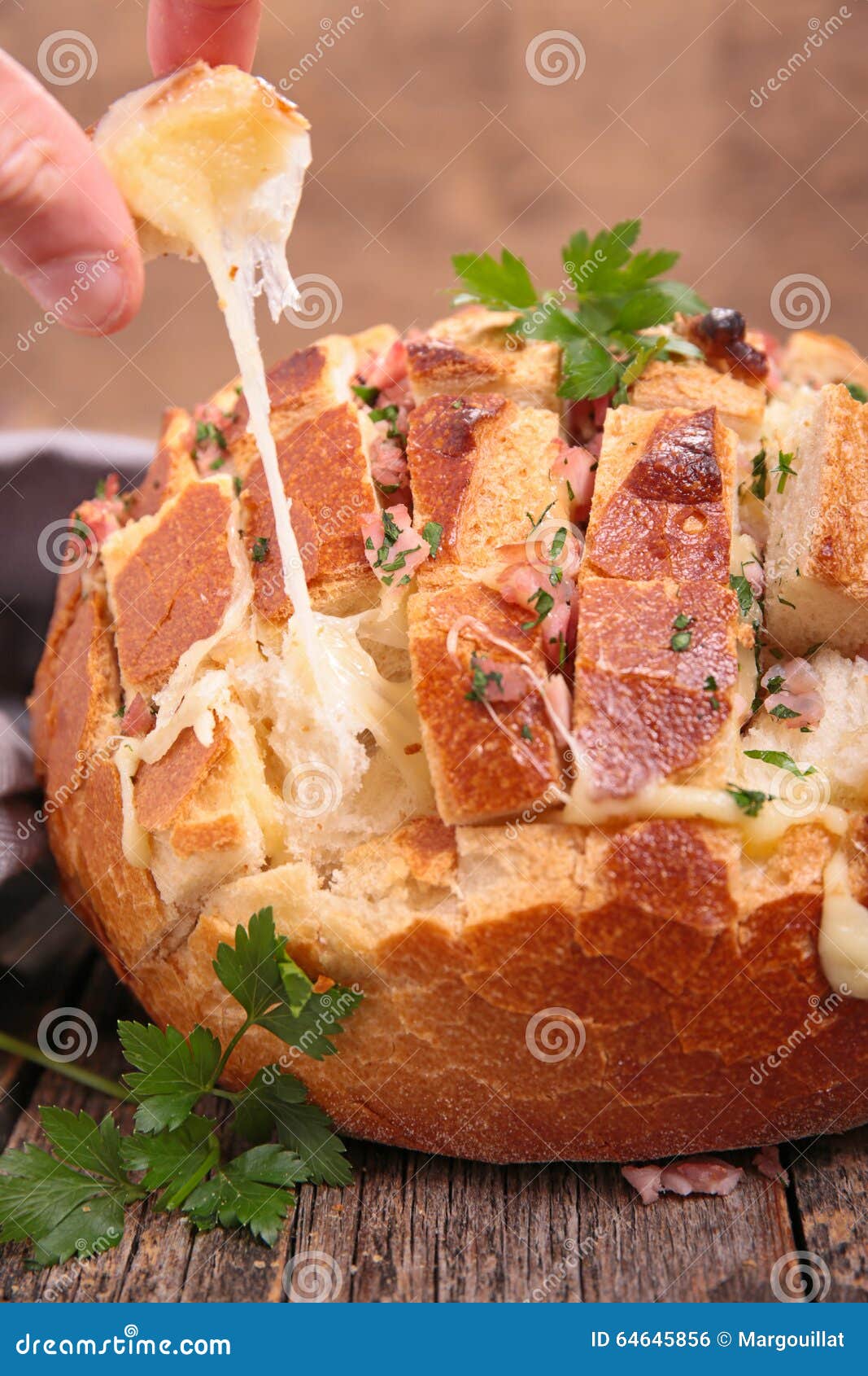 Formaggio e pane all'aglio fotografia stock. Immagine di fusione - 64645856