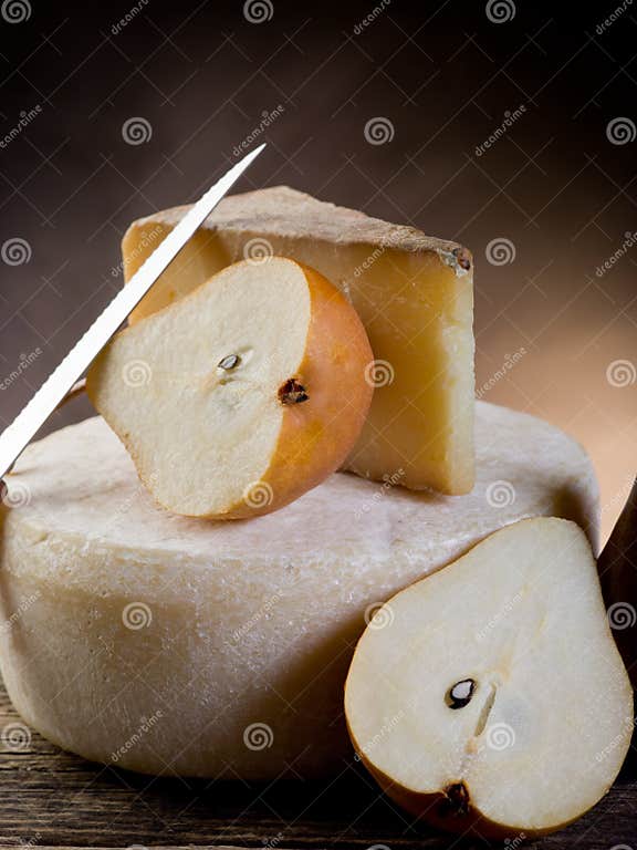 Formaggio e pere fotografia stock. Immagine di alimento - 20040796
