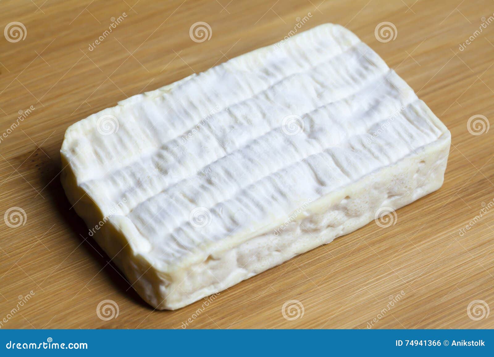 Formaggio francese bianco fotografia stock. Immagine di fusione - 74941366