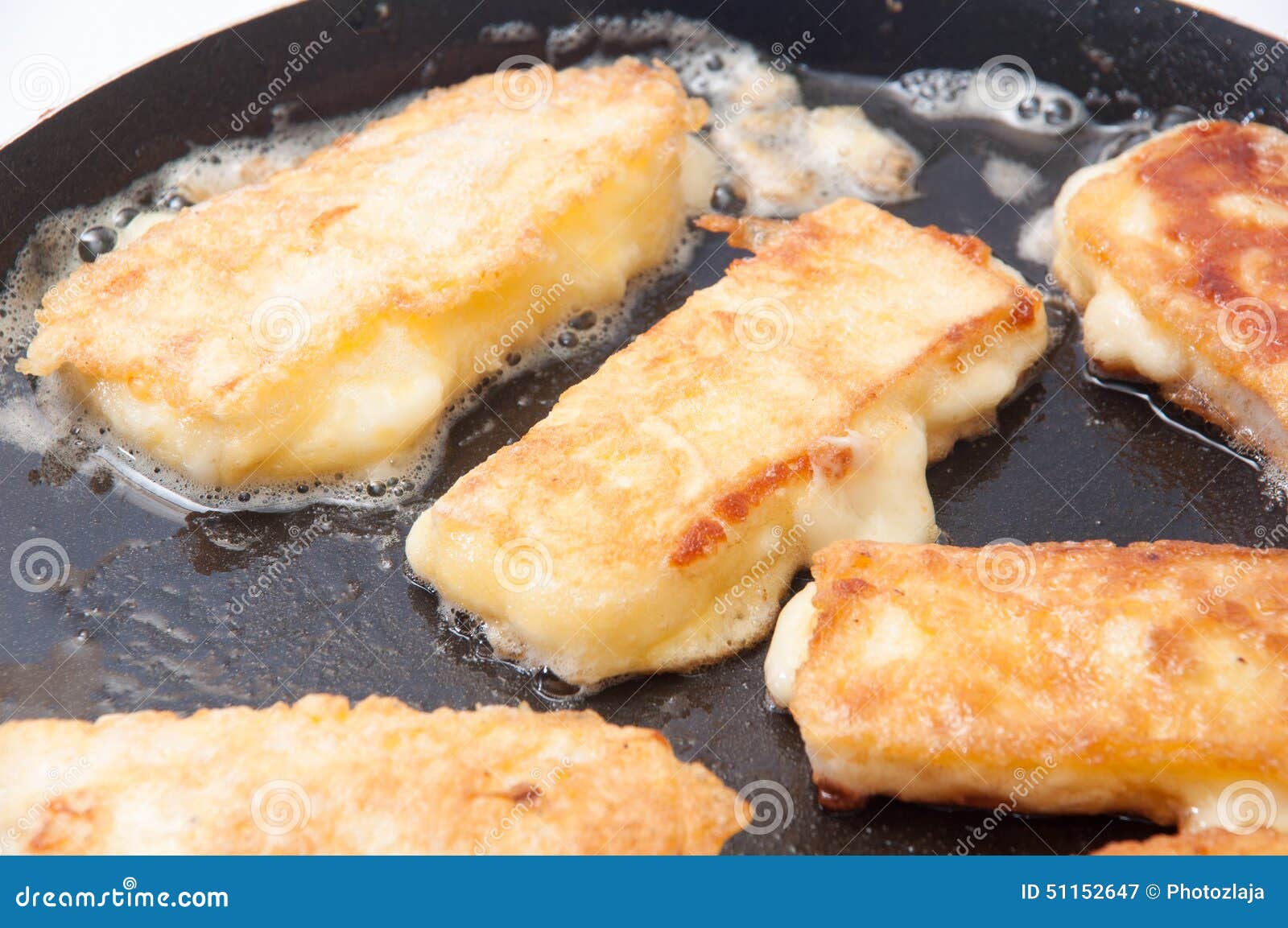 Formaggio Fritto in Olio Caldo in Una Padella Immagine Stock - Immagine ...