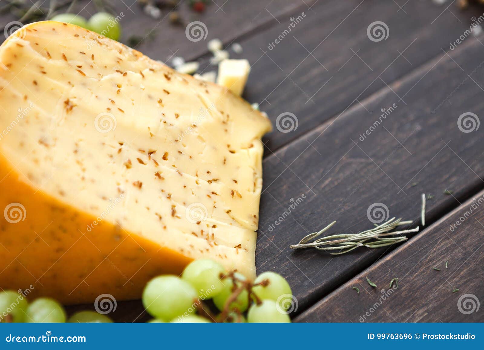Formaggio Gouda Con Il Primo Piano Delle Erbe Fotografia Stock ...