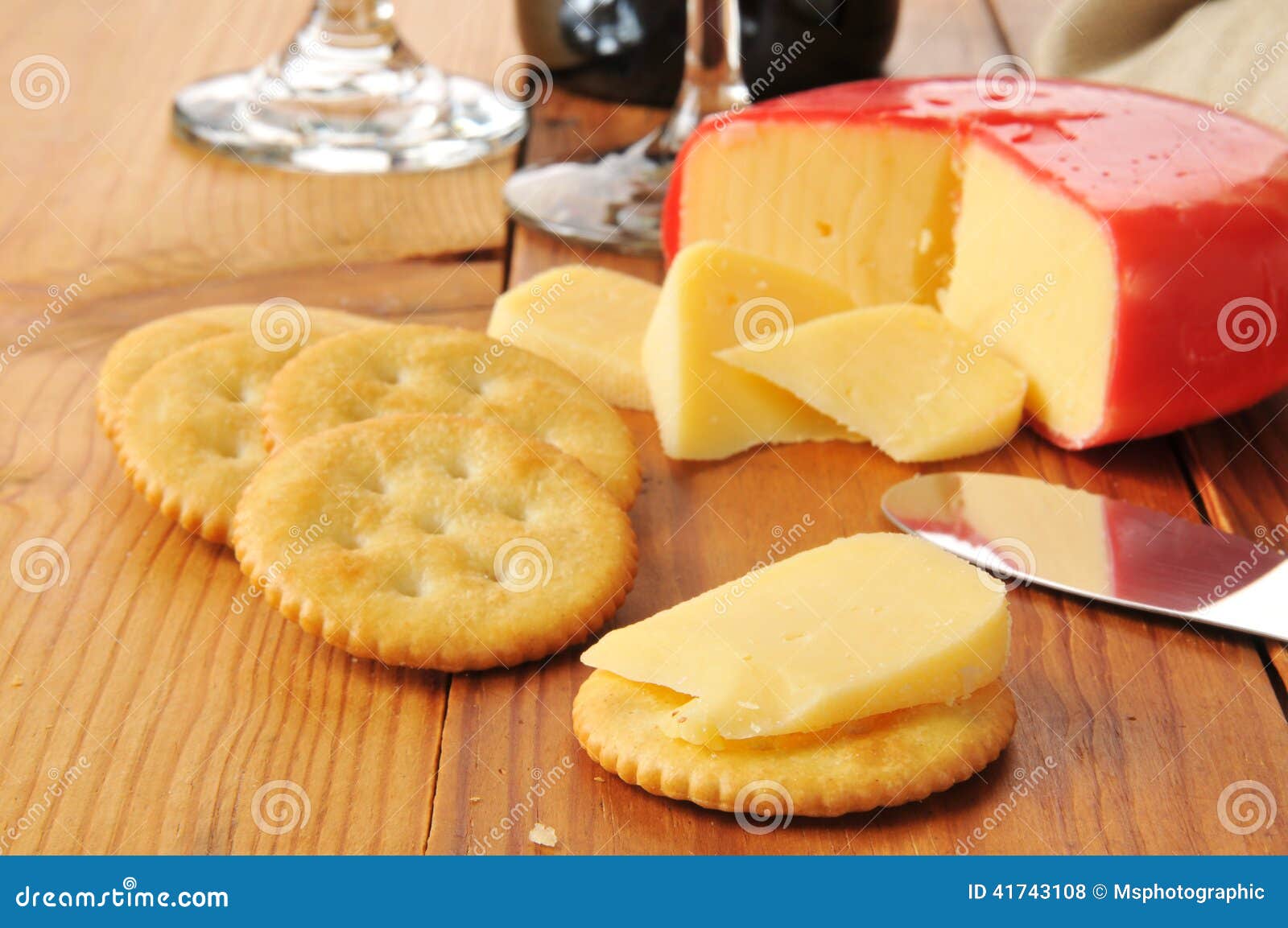 Formaggio Gouda e cracker fotografia stock. Immagine di cracker - 41743108