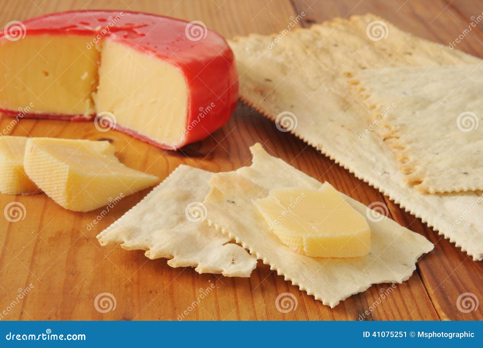 Formaggio Gouda Sui Cracker Del Flatbread Immagine Stock - Immagine di ...