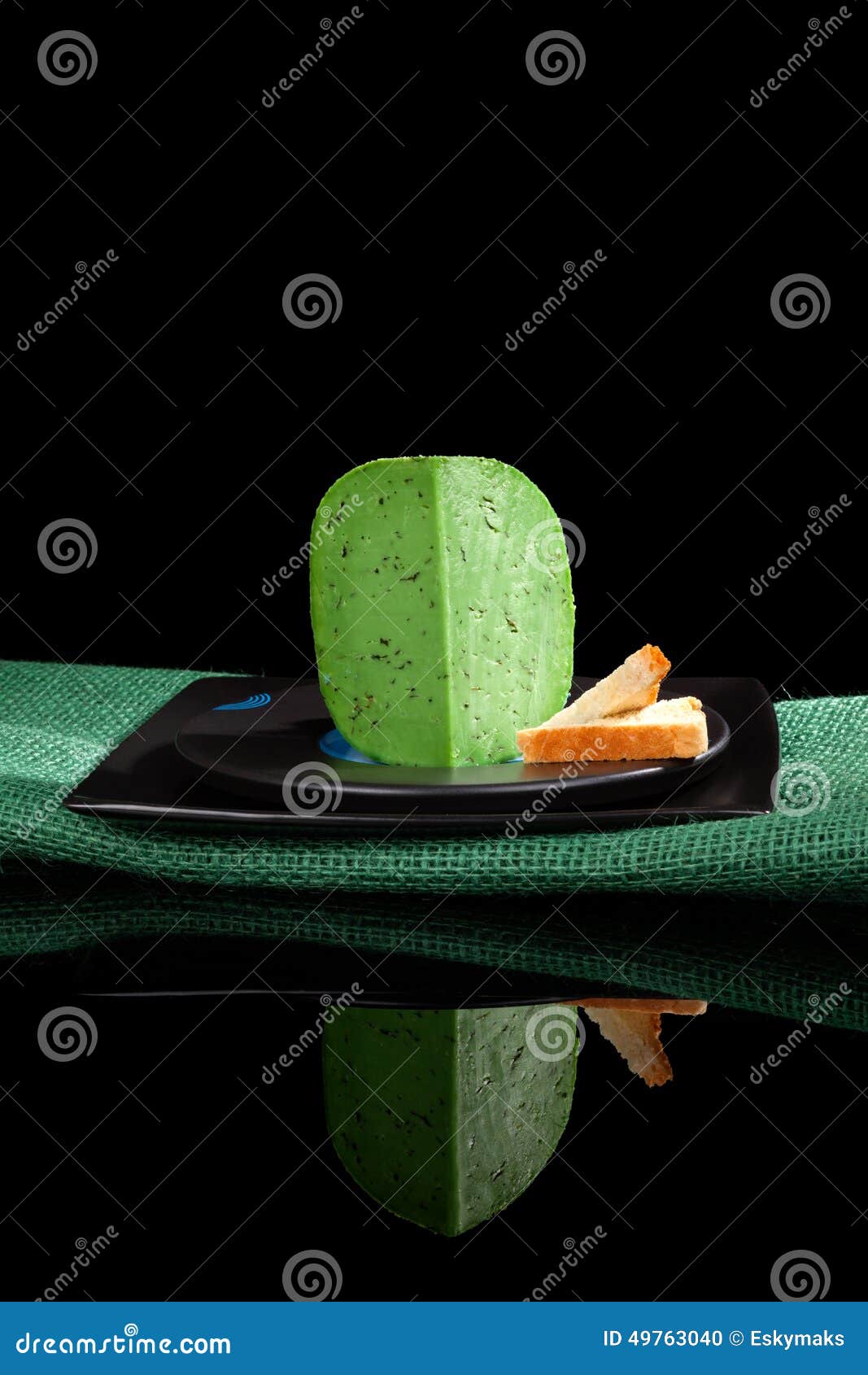 Formaggio Gouda verde fotografia stock. Immagine di pasticceria - 49763040