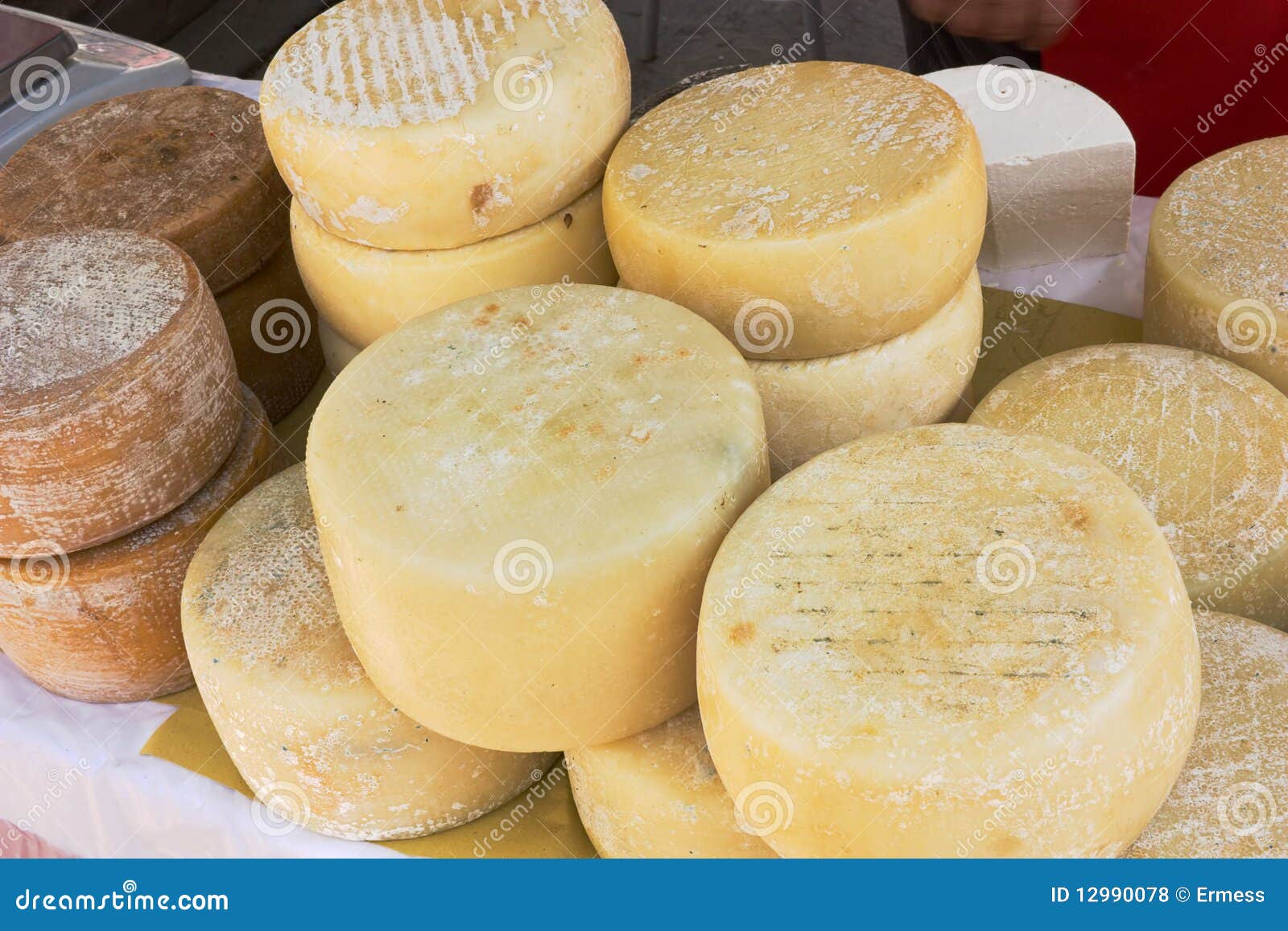 Formaggio italiano fotografia stock. Immagine di mercato - 12990078
