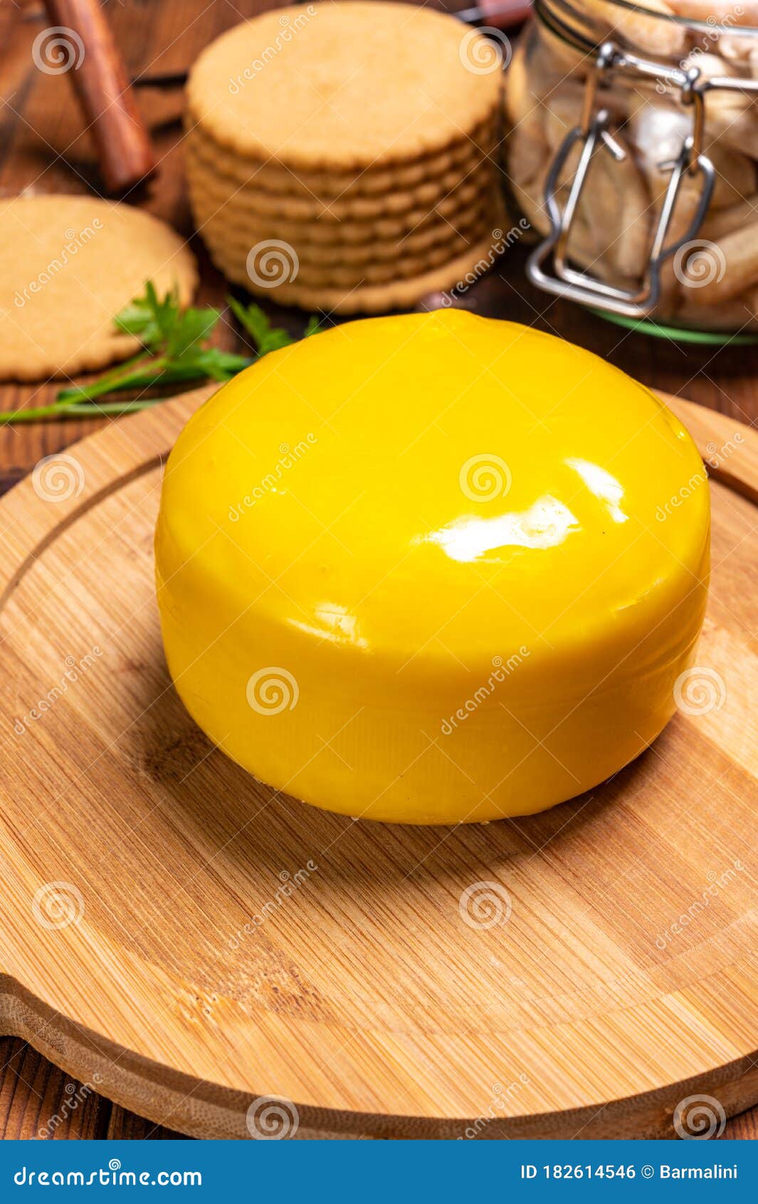 Formaggio Olandese "gouda" in Cera Gialla Fotografia Stock - Immagine ...