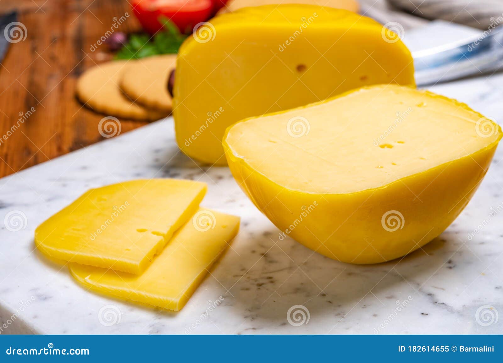 Formaggio Olandese "gouda" in Cera Gialla Immagine Stock - Immagine di ...
