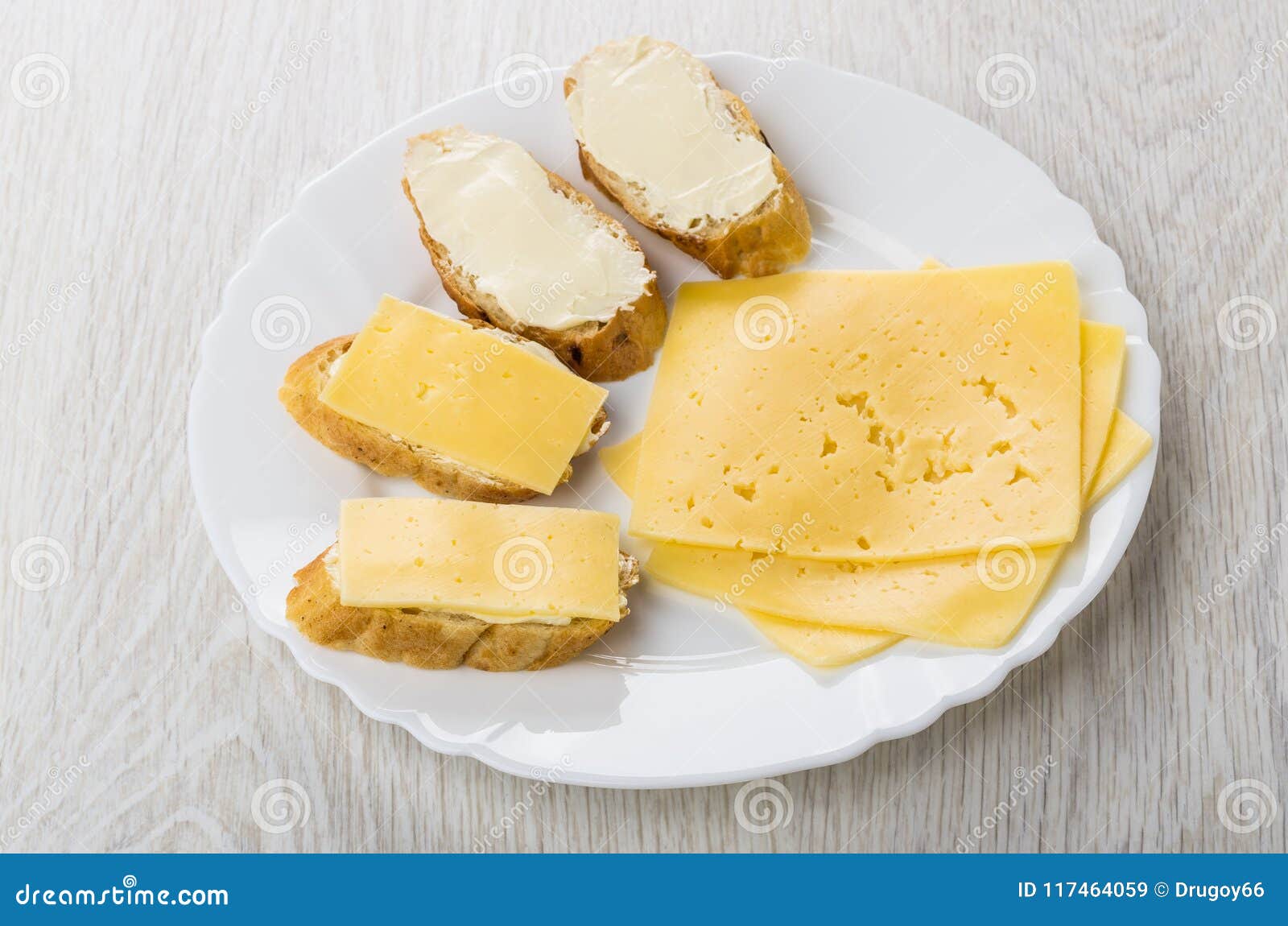 Formaggio, Panini Con Formaggio E Burro in Piatto Bianco Immagine Stock ...