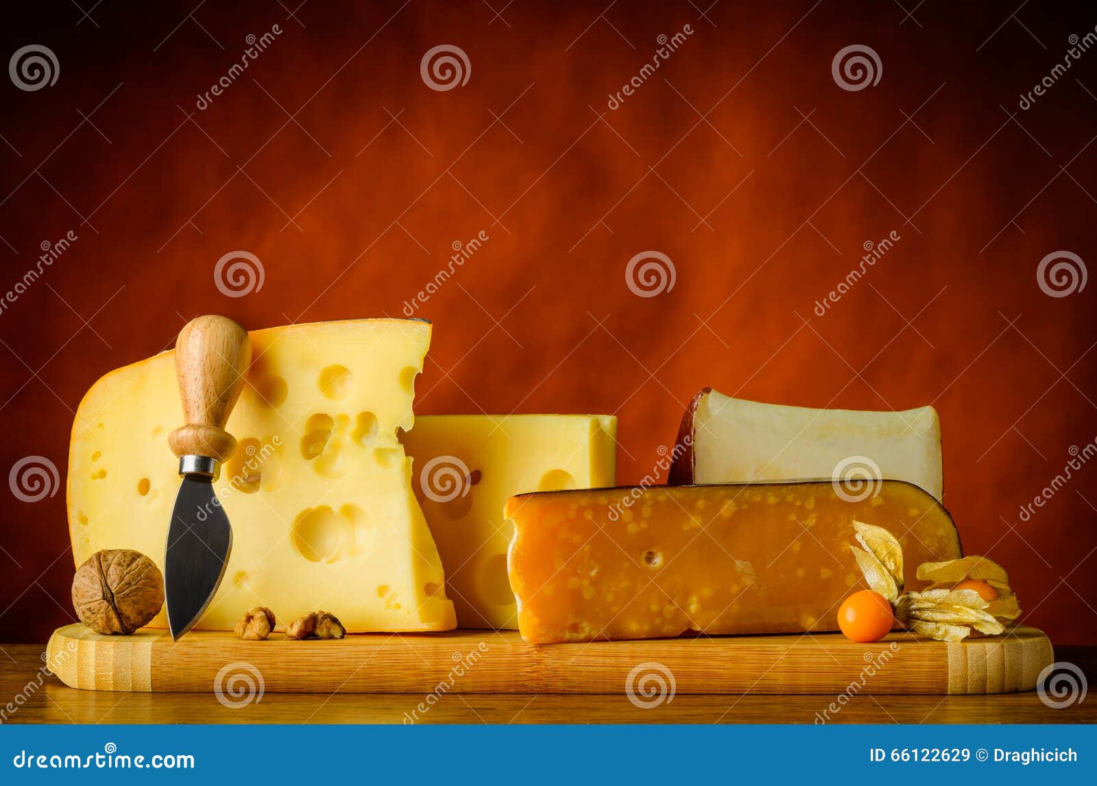 Formaggio Svizzero Giallo Dell'emmental Immagine Stock - Immagine di ...
