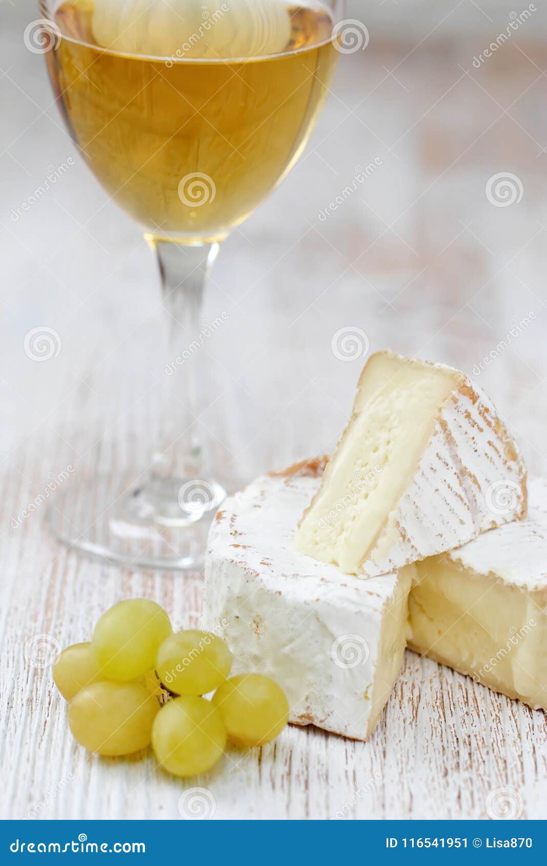 Formaggio, Uva E Vino Bianco Immagine Stock - Immagine di buongustaio ...