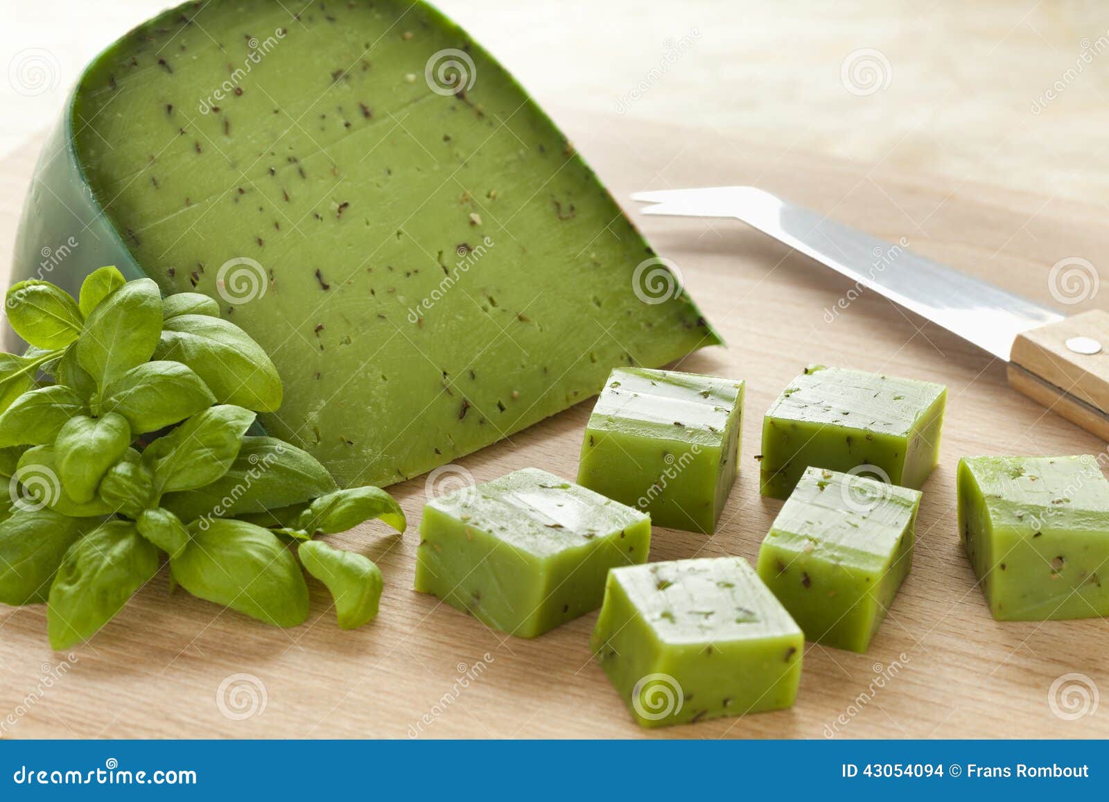Formaggio verde di pesto fotografia stock. Immagine di cubi - 43054094