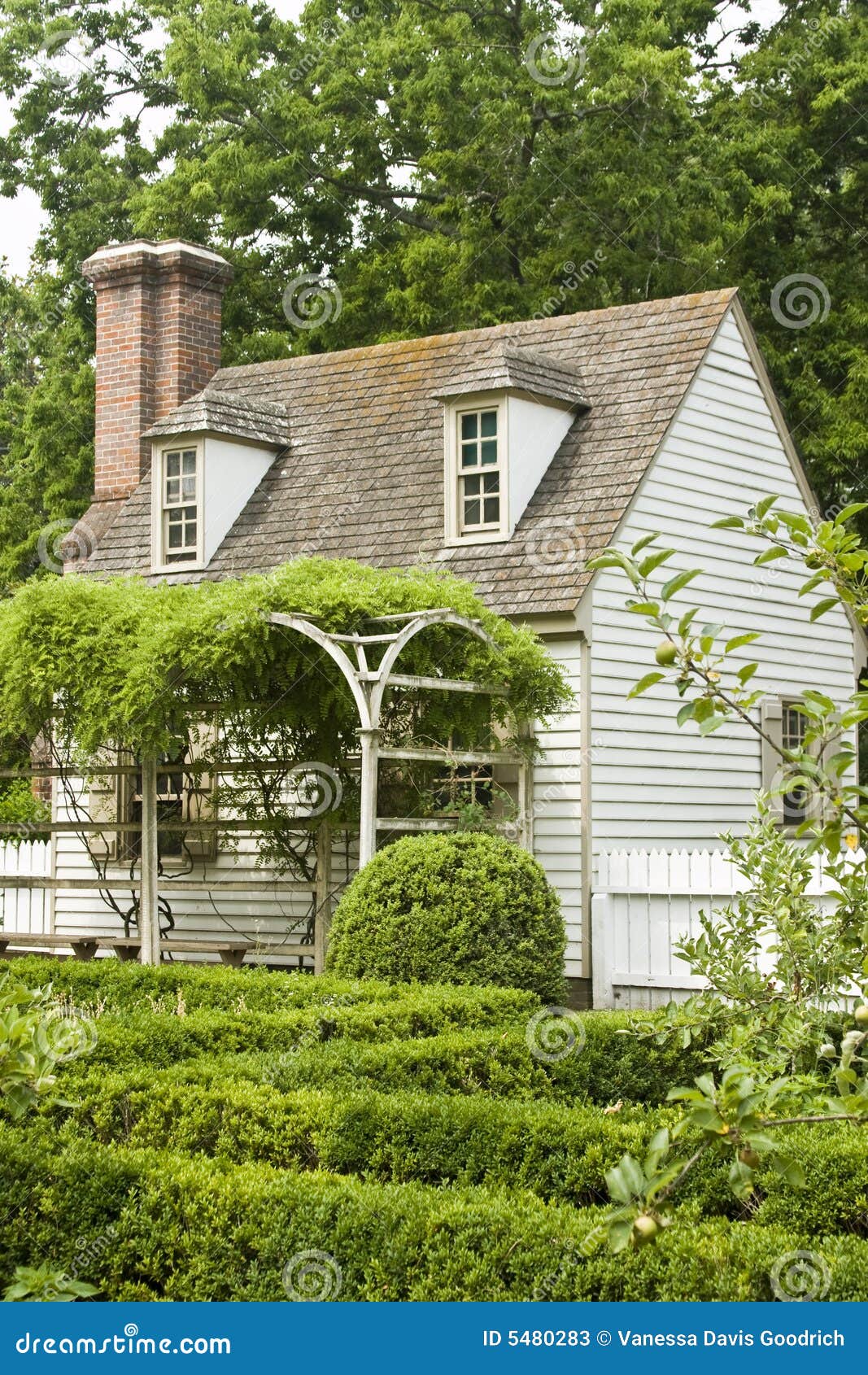Formal Garden in Colonial Williamsburg Editorial Stock Photo - Image of ...