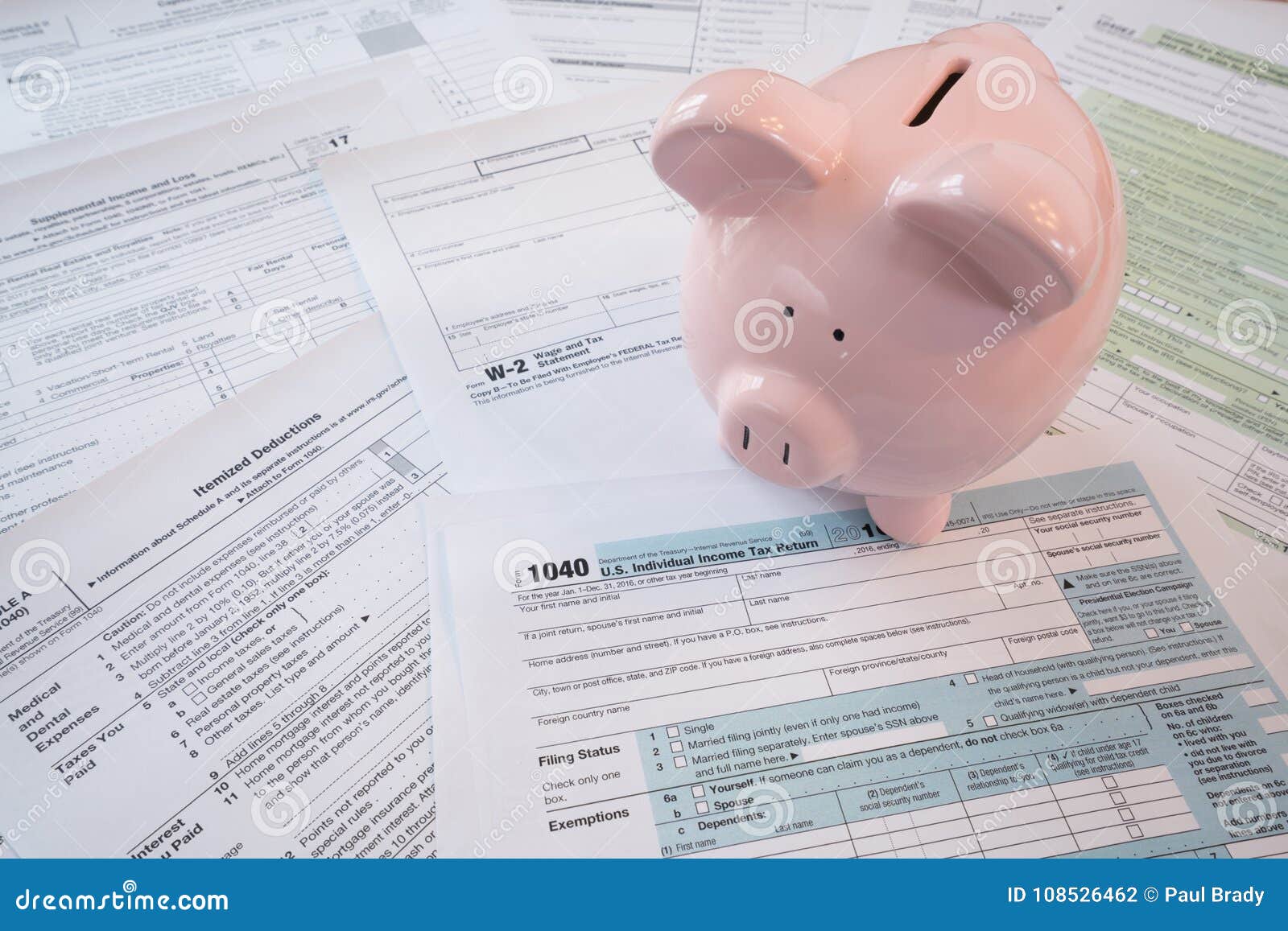 Formas De Impuesto Del IRS Con La Hucha Fotografía editorial - Imagen ...