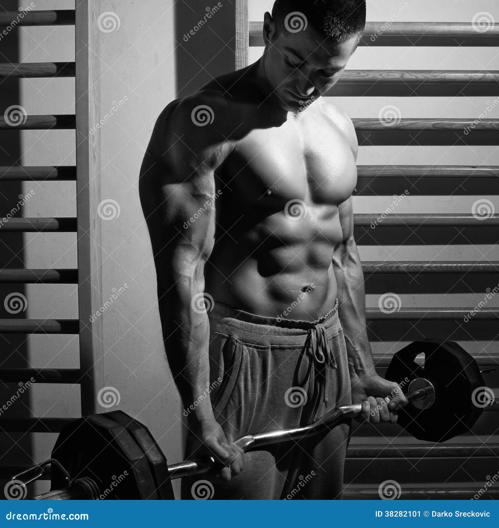 Formation De Bodybuilder Avec Des Poids Image stock - Image du jeune ...