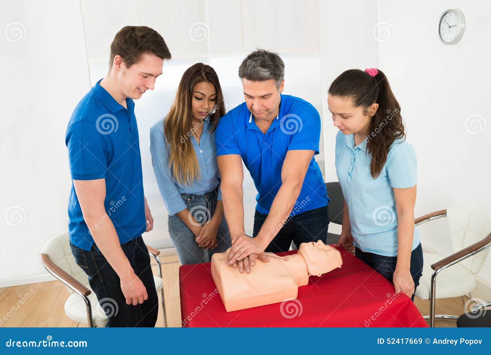 Formation De Ressuscitation Utilisant Le Simulacre De Premiers Secours ...