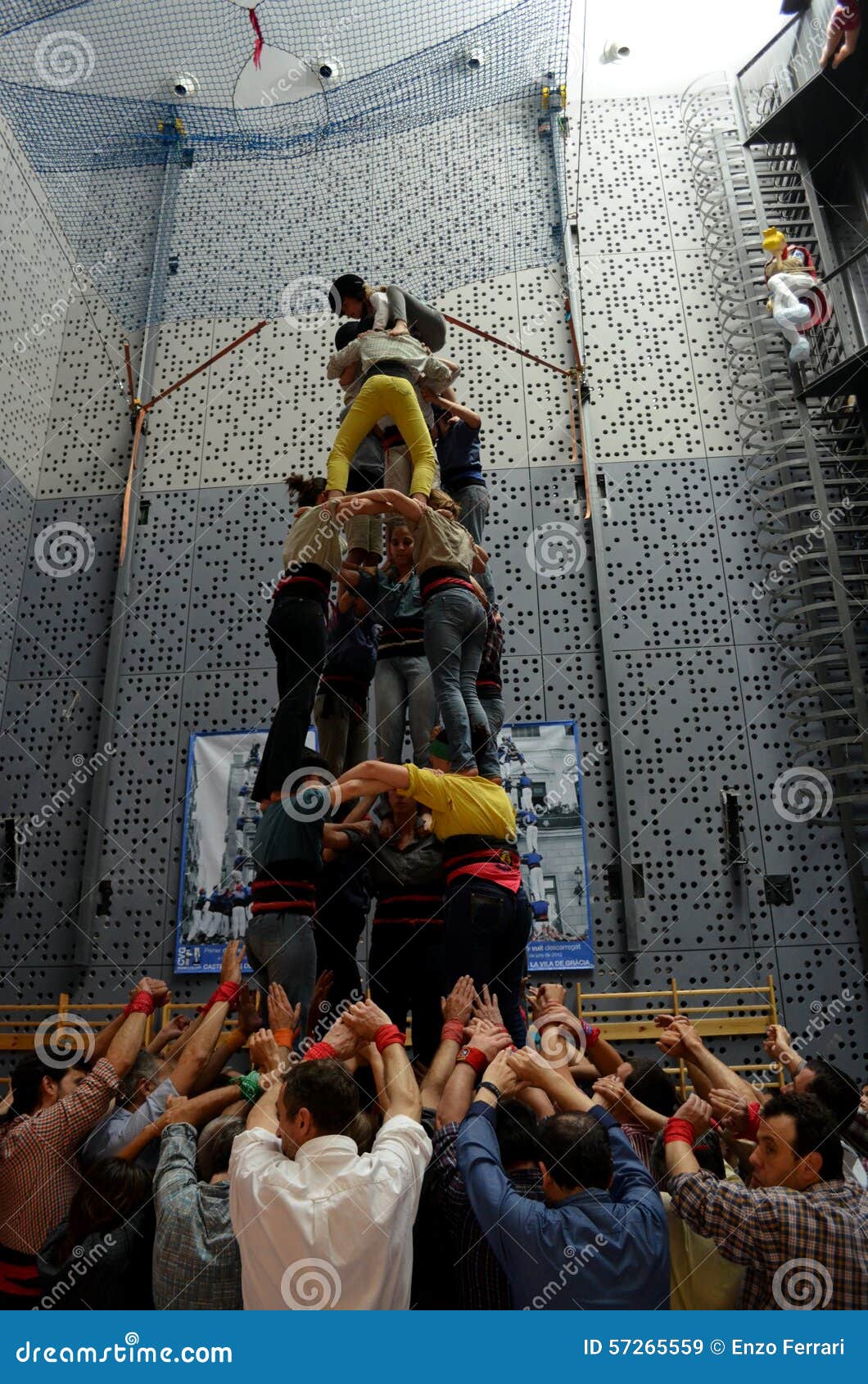 Formation Des Castellers - Pyramide Humaine Image stock éditorial ...